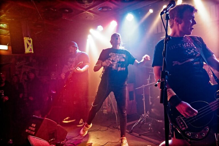 Bilder: Strike Anywhere, Bellyacher in Hamburg am 15.10.2023 - AWAY ...