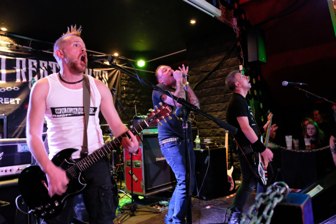 Booze & Glory, No Restraints and One Voice im Don't Panic, Essen - AWAY ...