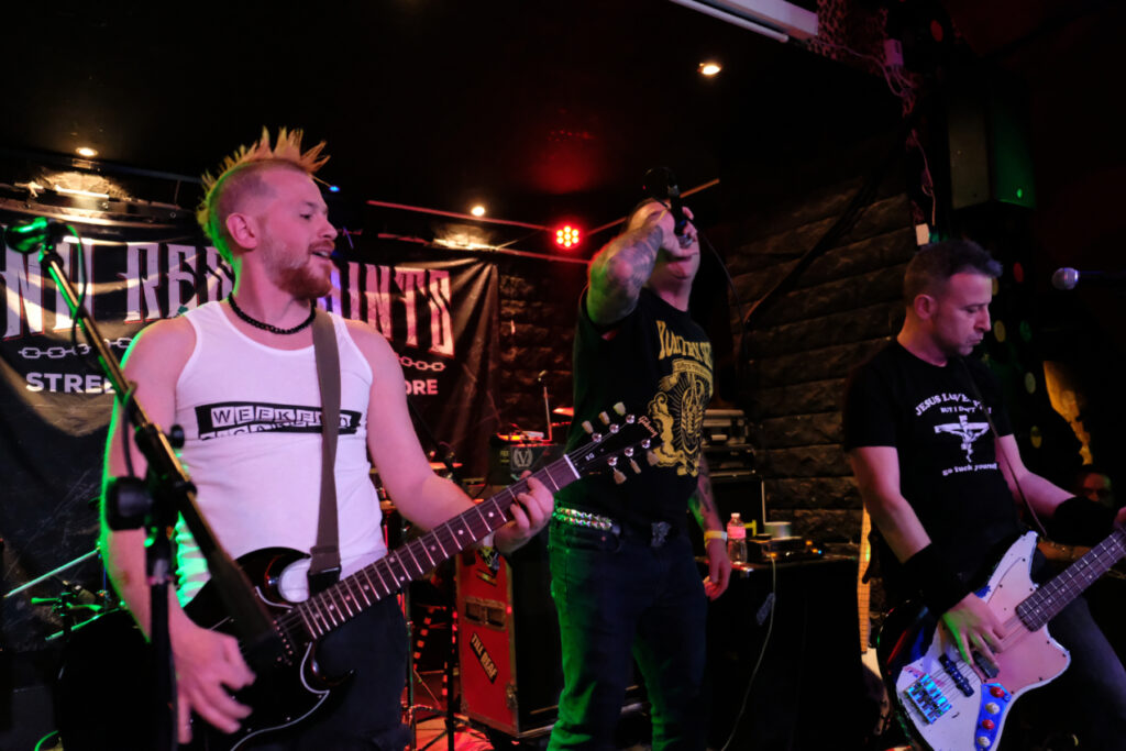 Booze & Glory, No Restraints and One Voice im Don't Panic, Essen - AWAY ...