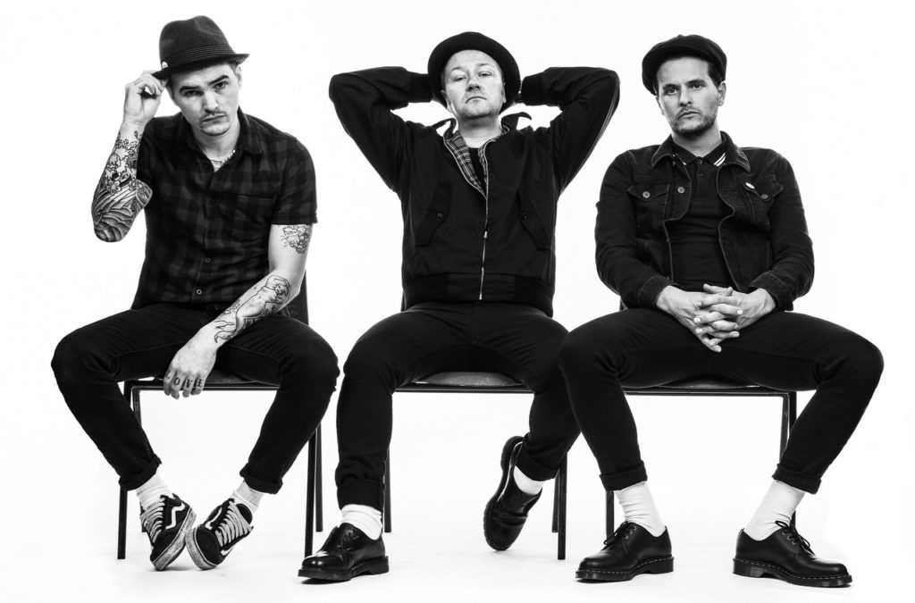 BUSTER SHUFFLE mit neuem Video "New Badge For My Uniform" - AWAY FROM LIFE