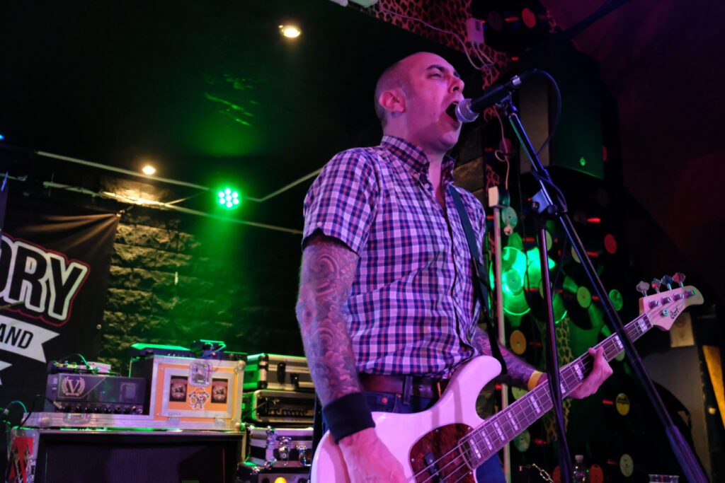 Booze & Glory, No Restraints and One Voice im Don't Panic, Essen - AWAY ...