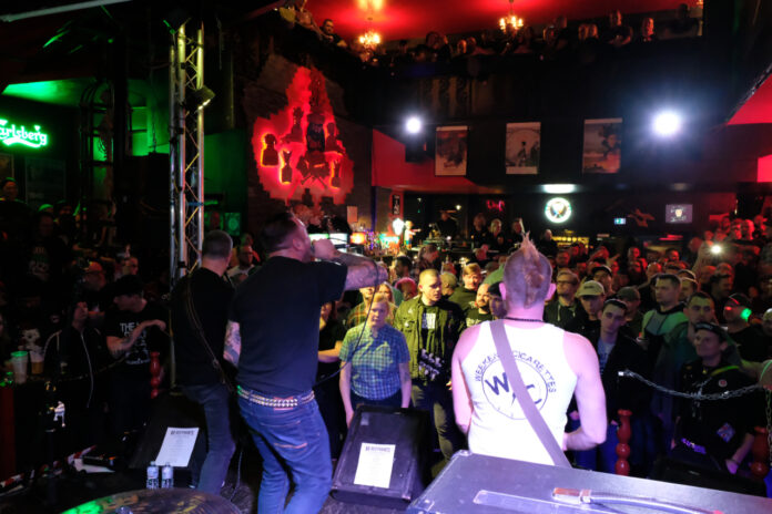 Booze & Glory, No Restraints and One Voice im Don't Panic, Essen - AWAY ...