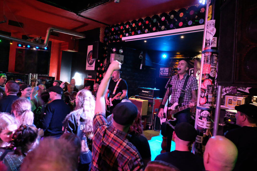 Booze & Glory, No Restraints and One Voice im Don't Panic, Essen - AWAY ...