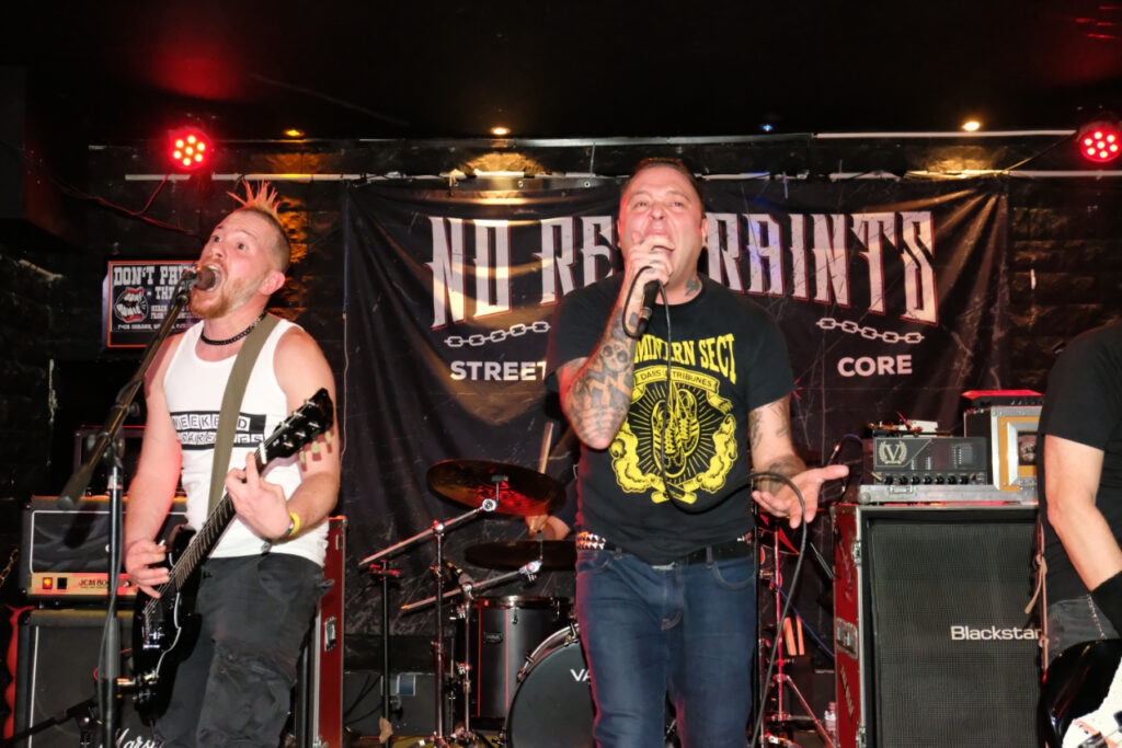 Booze & Glory, No Restraints and One Voice im Don't Panic, Essen - AWAY ...