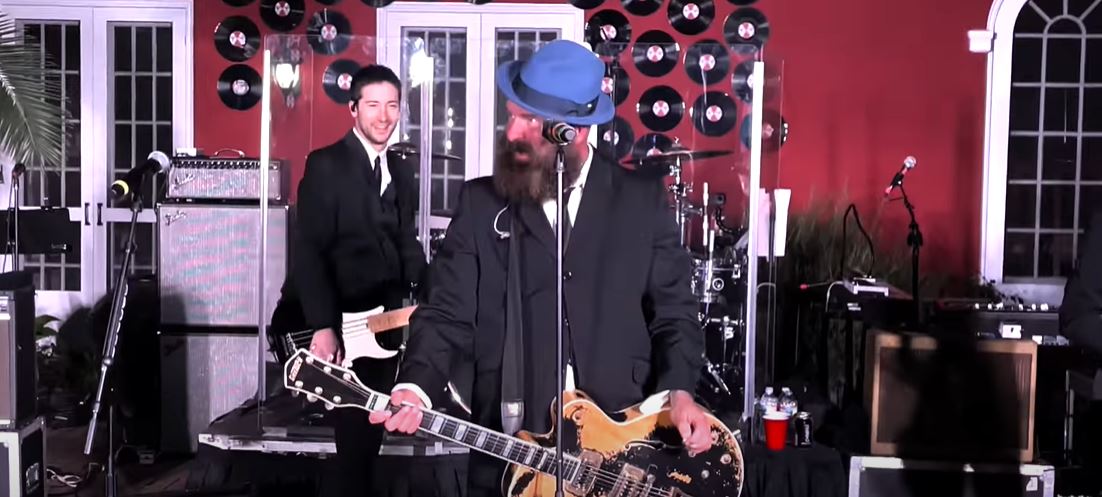 OPERATION IVY Mini-Reunion: Jesse Michaels & Tim Armstrong spielen ...